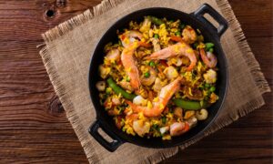 Receita: Como Fazer Paella Espanhola de Frutos do Mar